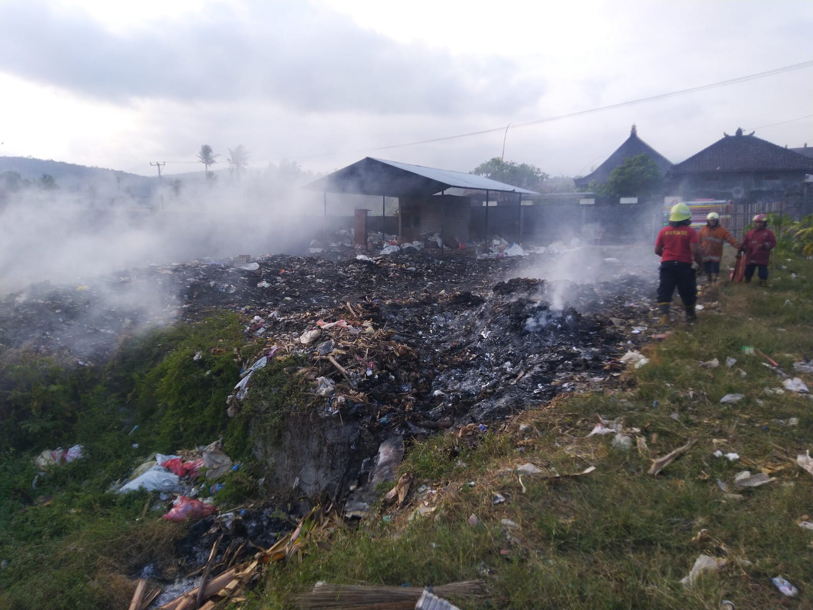 Gas Metan di Bawah Tumpukan Sampah Picu Kebakaran TPS di Karangasem ...