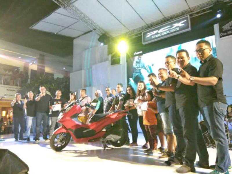 ‘Handover’ Sepuluh Pembeli Pertama All New Honda PCX | Bali Tribune