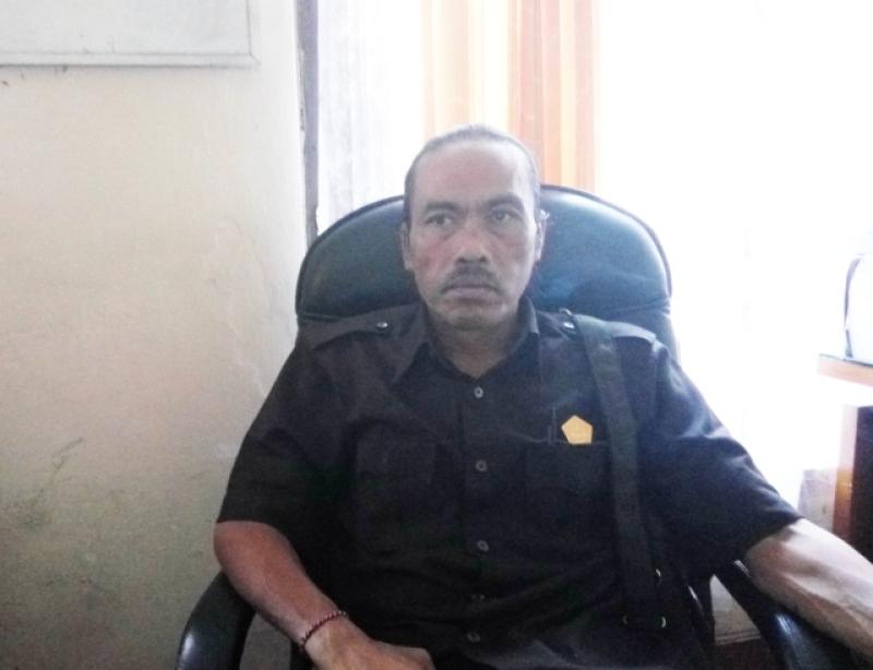 Warga Desa Siakin Berburu Sinyal dengan Cara Mendaki Bukit | Bali Tribune