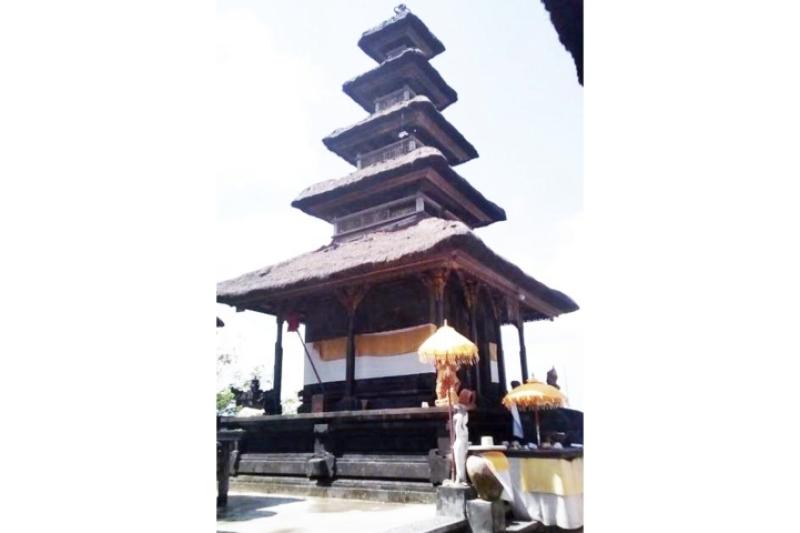 Bangunan Meru di Pura Watu Klotok Keropos | Bali Tribune