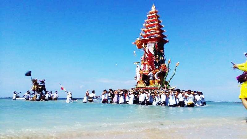 Ngusung Bade di Tengah Laut Jadi Atraksi Budaya | Bali Tribune