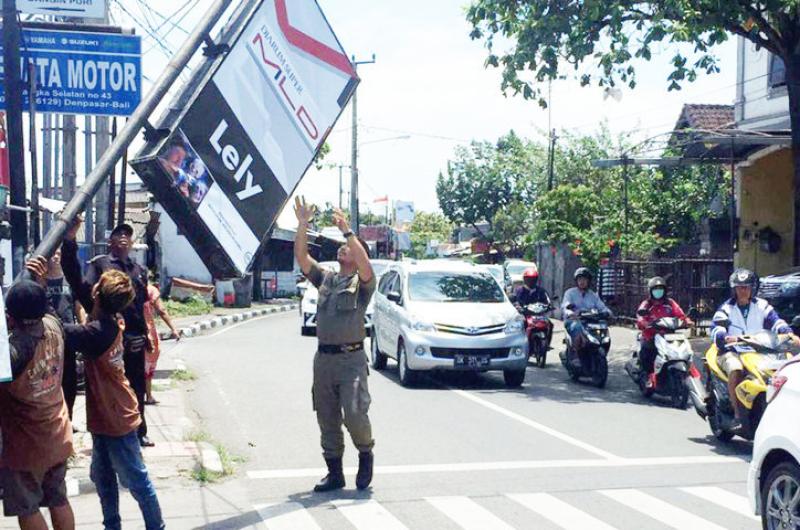 Reklame Rokok Dibongkar | Bali Tribune