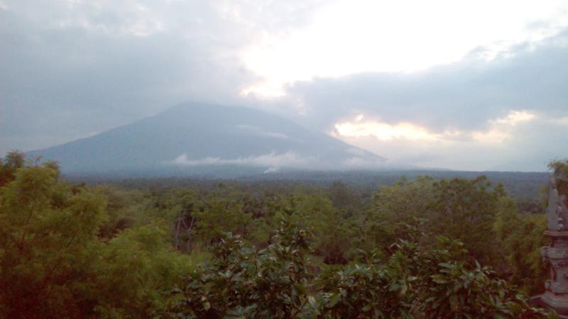 Semburan Asap Gunung Agung Setinggi 2.100 Meter | Bali Tribune