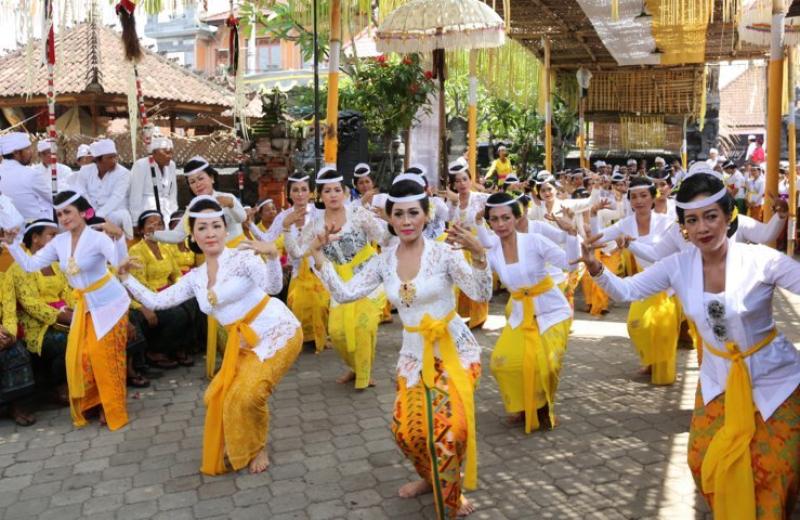 Pemelaspasan Pura Parerepan Linggar Jati, Ngayah, Ibu-ibu PKK Menari ...