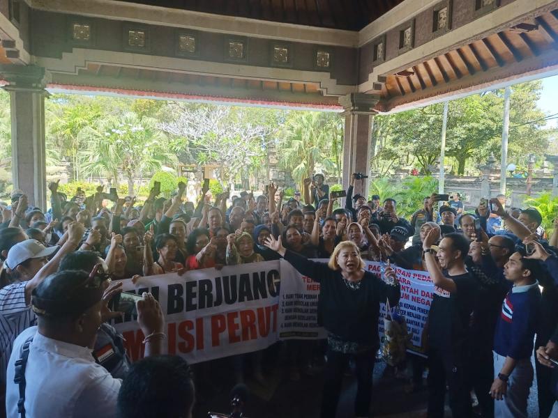 Tolak Revitalisasi Pasar Umum Negara Ratusan Pedagang Datangi DPRD ... Tolak Revitalisasi Pasar Umum Negara Ratusan Pedagang Datangi DPRD ...