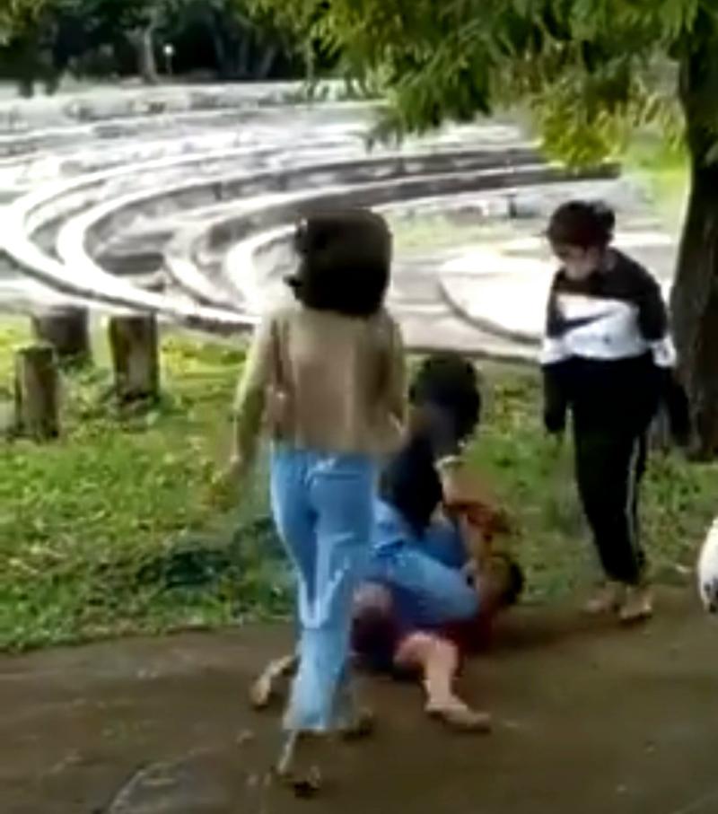 Viral di Medsos, Dua Gadis Remaja Baku Hantam Berebut Laki-laki | Bali ... Viral di Medsos, Dua Gadis Remaja Baku Hantam Berebut Laki-laki | Bali ...