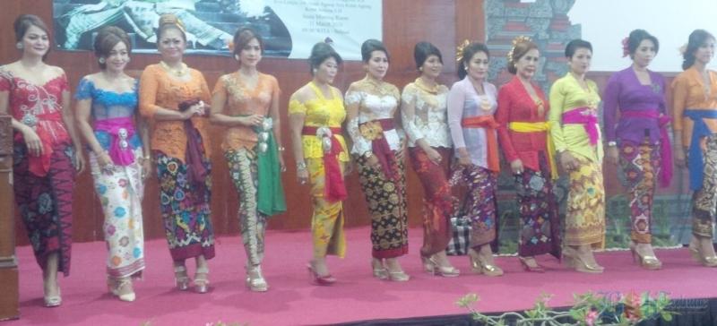 Antara Tradisi dan Globalisasi - Perspektif Wanita tentang Busana Adat ...