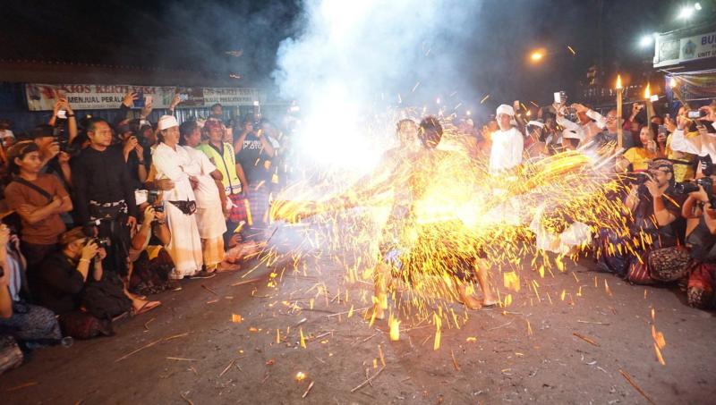 Tradisi Warisan Leluhur di Puri Satria Kawan, Paksebali, Lukat Geni ...