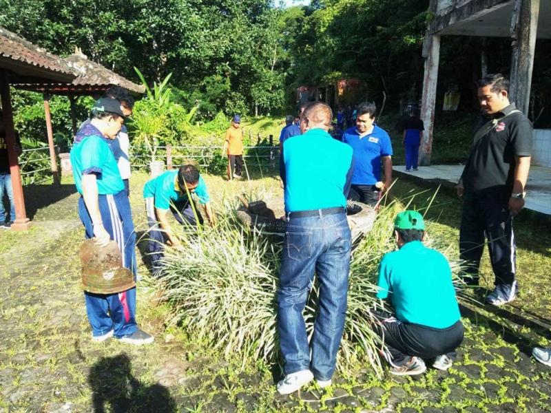 Jelang Hari Keluarga Bumi, Gotong Royong di Objek Wisata Pondol Bukit ...