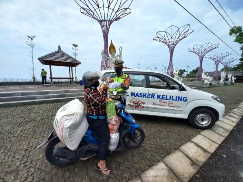 Bagikan Makser dan Imbauan Prokes | Bali Tribune