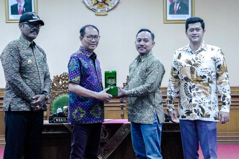 Wabup Suiasa Terima Audiensi Himpunan Mahasiswa Administrasi Publik ... Wabup Suiasa Terima Audiensi Himpunan Mahasiswa Administrasi Publik ...