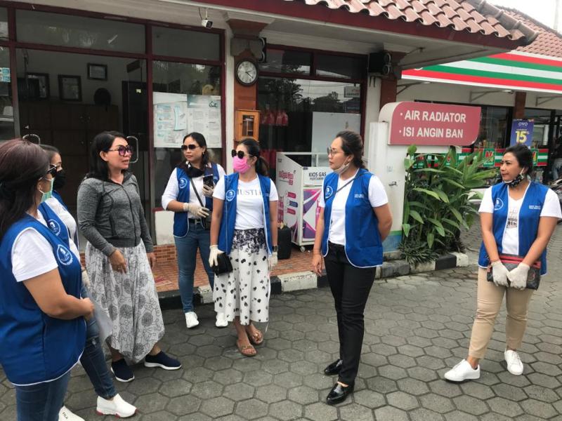 IWAPI Badung Bagi-bagi Masker dan Sabun ke Masyarakat | Bali Tribune