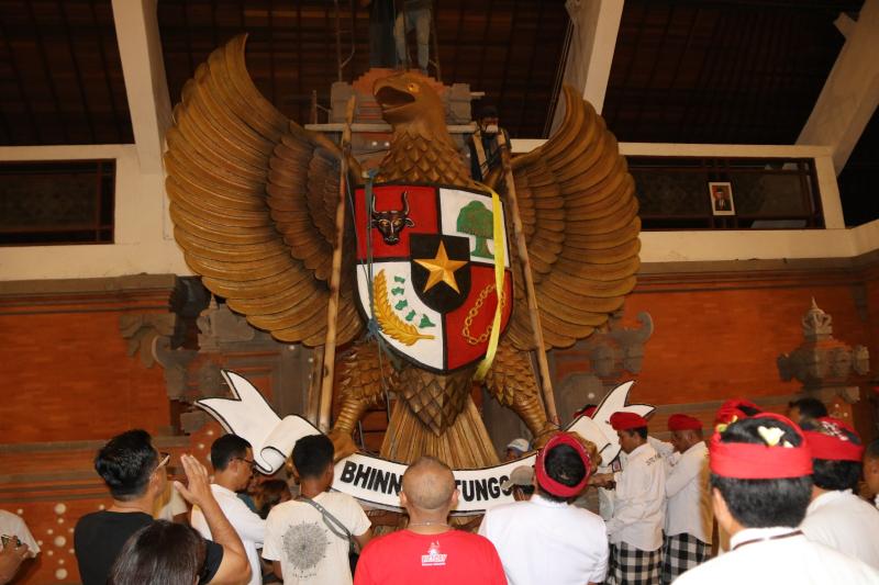 Garuda Pancasila Super Besar Terpasang di Gedung Maria | Bali Tribune