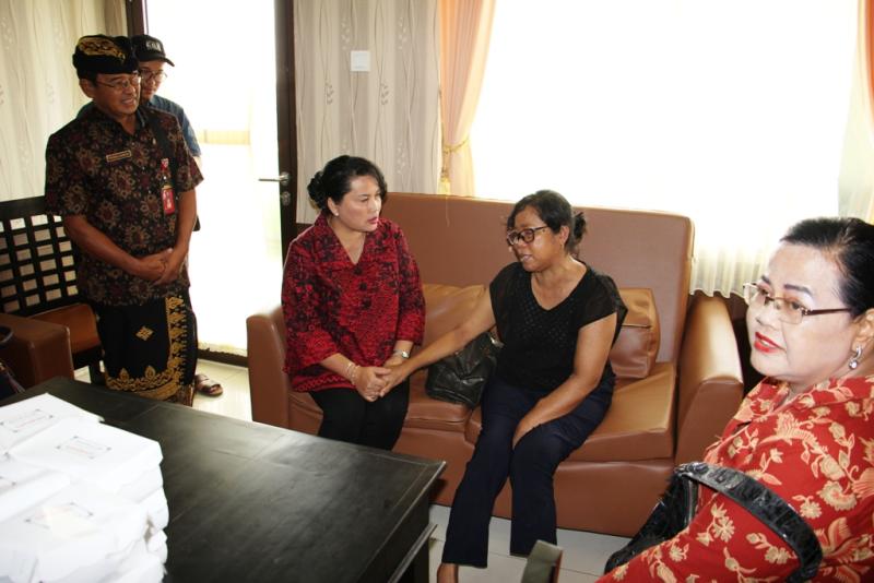 DWP Badung Kunjungi Keluarga PNS yang Sakit | Bali Tribune
