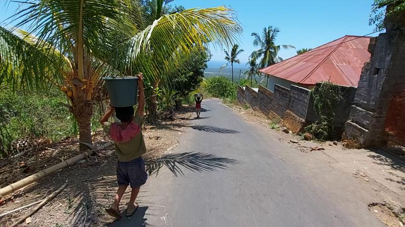 Kemarau Panjang, Warga Lereng Tandus Karangasem Alami Krisis Air Bersih ...