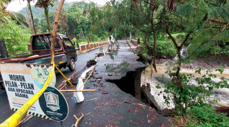 Jembatan Penghubung Desa Tebola - Sangkan Gunung Sidemen Nyaris Putus ...