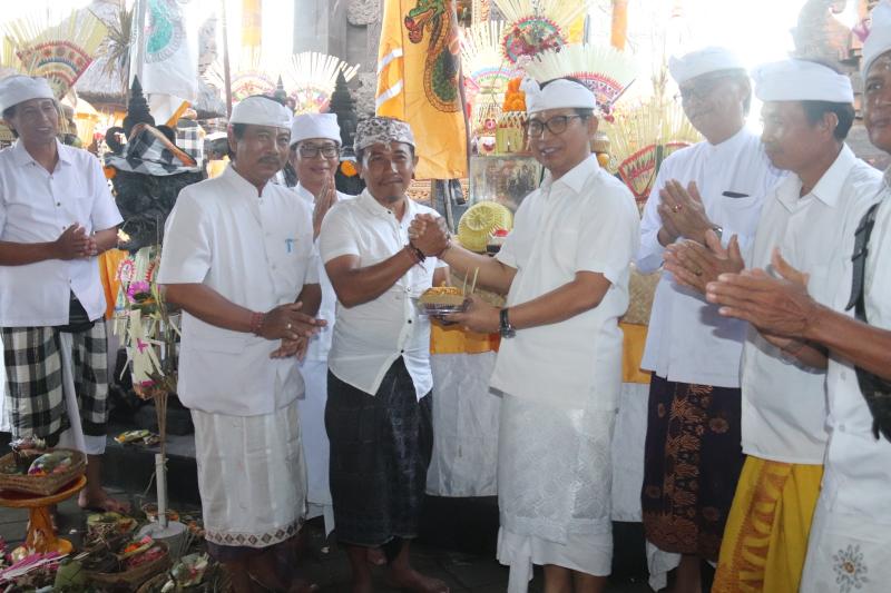 Sekda Wayan Adi Arnawa Hadiri Piodalan di Pura Paibon Sentana Dalem ...