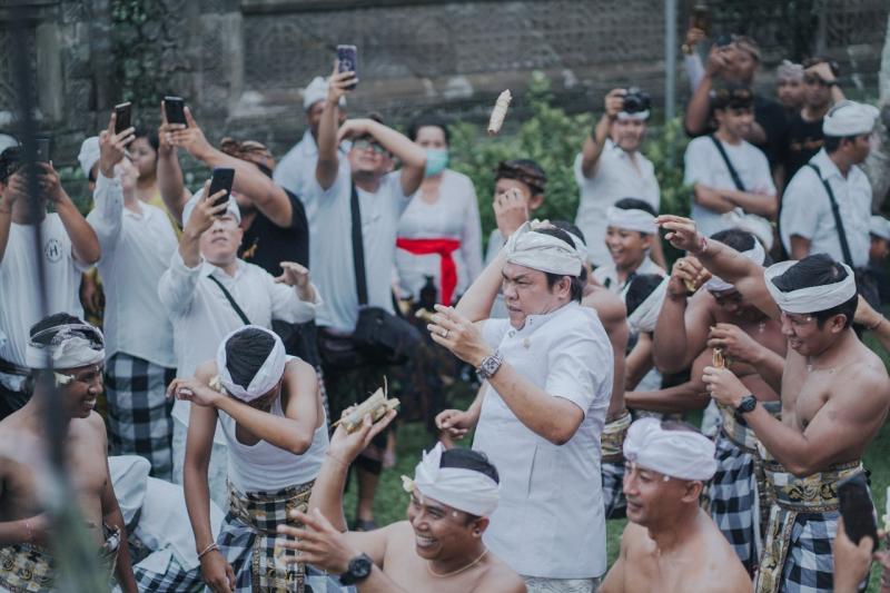 Bupati Giri Prasta Ikuti Prosesi Tradisi Siat Tipat di Desa Adat Kapal ...