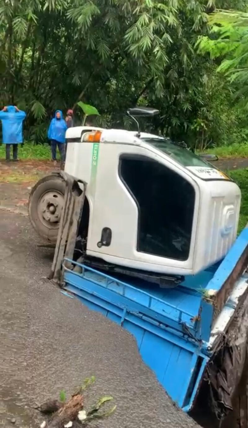 Lewati Jalan Jebol, Truk Pengangkut Pasir Terperosok | Bali Tribune Lewati Jalan Jebol, Truk Pengangkut Pasir Terperosok | Bali Tribune
