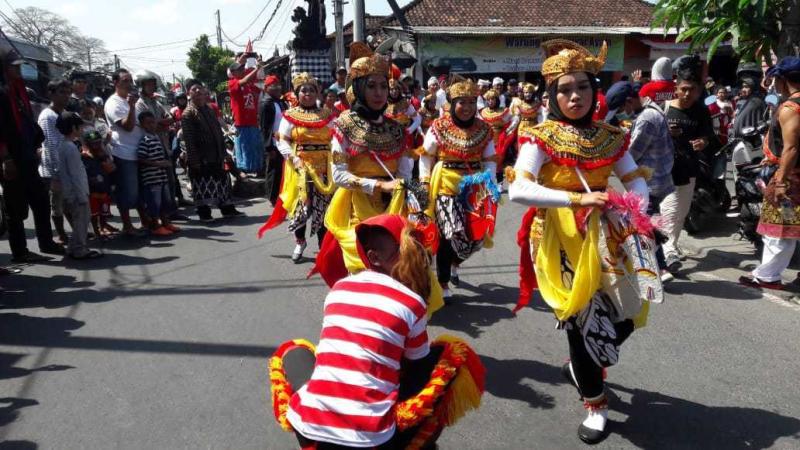 Kostum Adat Nusantara Meriahkan Karnaval di Banjar Begawan | Bali Tribune